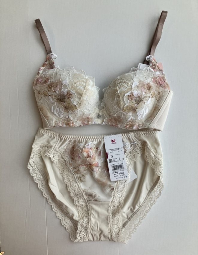 【福岡ソラリアステージ店】 WACOALハグするブラ入荷しました！ - 日本最大級の水着が揃うAi（アイ）スクウェア