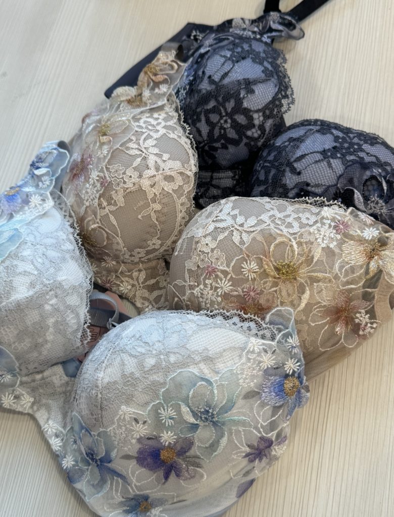 【San-ai Resort northerly福岡ソラリアプラザ店】WACOAL ️ハグするブラ - 日本最大級の水着が揃うAi（アイ）スクウェア